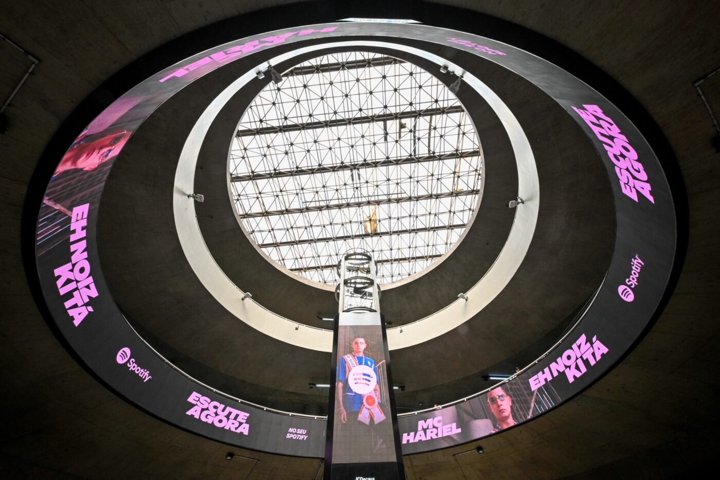 MC Hariel leva o funk de Eh Noiz Ki Tá pro metrô de São Paulo em ...