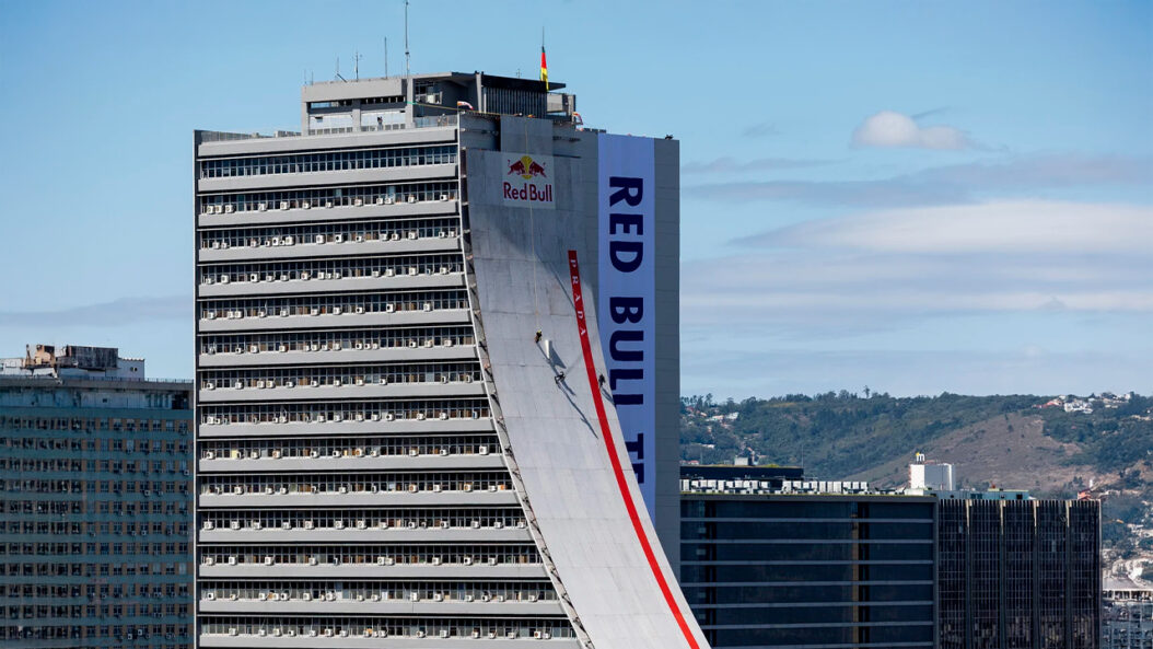 Red-Bull-Building-Drop-leva-Sandro-Dias-a-desafiar-limites-do-skate-na ...